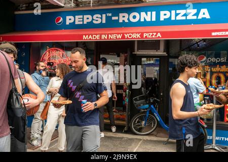 Passerby et le curieux congregate devant le Pepsi Cola Co. Activation d ...