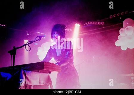 La chanteuse et actrice Thony (Federica Caiozzo) et son groupe Malihini ...
