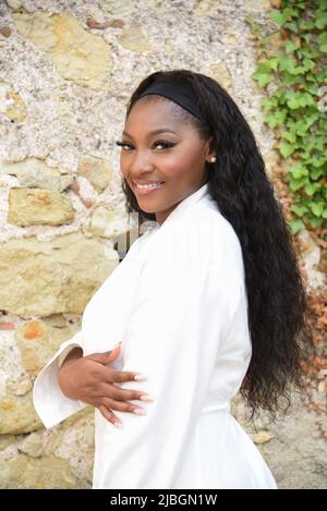 Séance photo avec l'actrice Fatou Kaba lors du Festival du film de demi ...