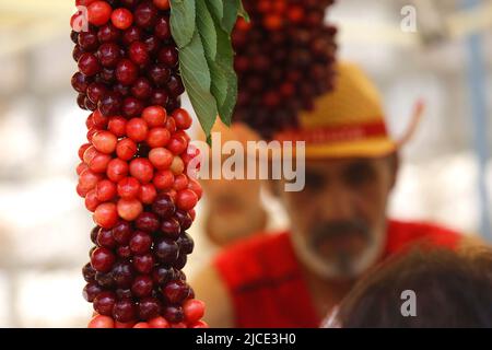 Hammana, Liban. 12th juin 2022. Les gens visitent le festival de la ...