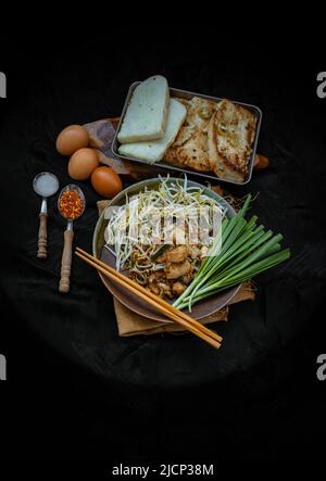 Remuez le gâteau au navet doux frit ou le gâteau au radis frit (chemin ...