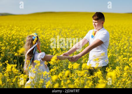 Joyeux ados joyeux : frère aîné et sœur rieuse avec couronne lumineuse ...