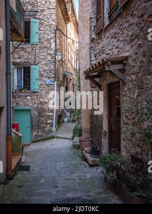 La confluence de nombreux chemins médiévaux au coeur du village de ...