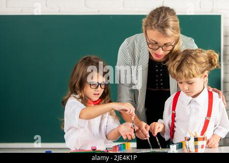 Dessin Schoolkids avec professeur. Les enfants de l'école primaire ...