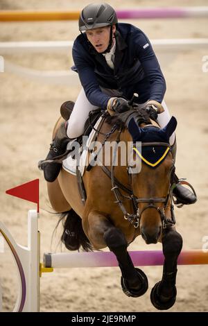 ROTTERDAM - Daniel Coyle (Irlande) en action pendant le saut de la ...
