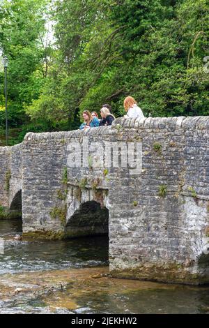 Ashford-dans-l-eau, Sheepwash Pont sur la rivière Wye, Derbyshire Peak ...