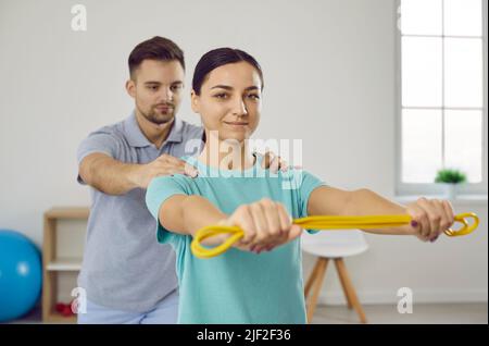Un physiothérapeute professionnel aide la patiente à se rétablir au ...