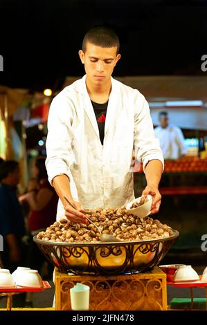 La cuisson à escargots food dans la place Jemaa El Fna, Marrakech ...