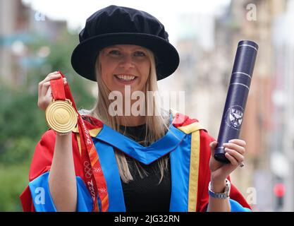Vicky Wright MBE après avoir reçu son diplôme honorifique de l ...