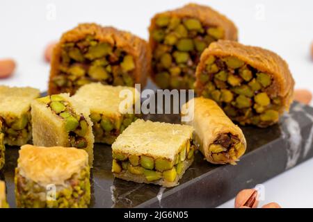 Variétés de pistachio baklava. Variété de baklava isolée sur fond blanc ...