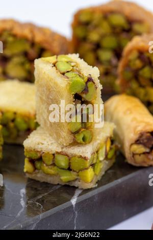 Variétés de pistachio baklava. Variété de baklava isolée sur fond blanc ...