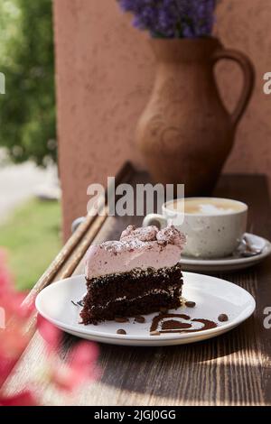 Un gâteau naturel esthétique et un verre de cappuccino sur une table en ...