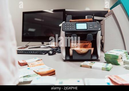 Les billets triés placés sur le tableau après avoir été comptés sur la ...