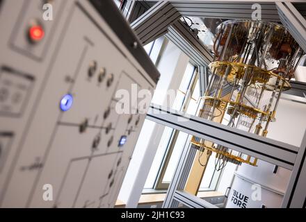Garching, Allemagne. 14th juillet 2022. Un cryostat d'un ordinateur ...