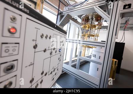 Garching, Allemagne. 14th juillet 2022. Un cryostat d'un ordinateur ...
