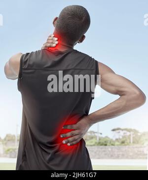 homme coureur après une blessure musculaire pendant une course sportive ...