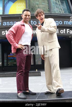 Corbin Bleu et Joshua Bassett sur Good Morning America pour parler de ...