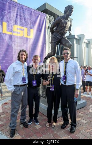 25 juillet 2022 : Jackie Maravich pose avec la nouvelle statue avec ...