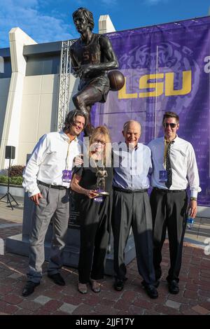 25 juillet 2022 : Jackie Maravich pose avec la nouvelle statue avec ...