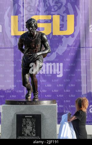 25 juillet 2022 : Jackie Maravich pose avec la nouvelle statue avec ...