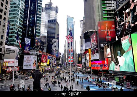 Une vue de la 42e rue et de la septième Avenue depuis le toit de One ...
