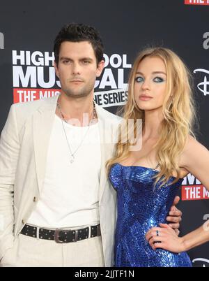 Dylan McTee et Olivia Rose Keegan arrivent à la première saison 3 de la ...