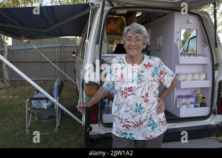 84 ans, voyageur, retraité, Thelma Evans avec son Toyota Hi-Ace van ...