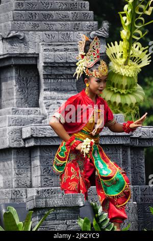 Des danseurs indonésiens exécutent la danse Candra Laksita pour ...