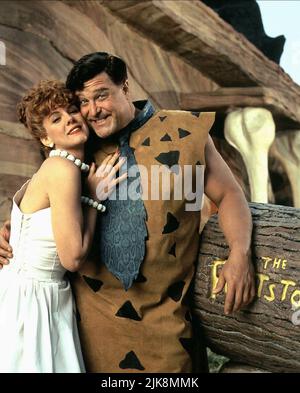 Elizabeth Perkins John Goodman film The Flintstones USA 1994 personnages Wilma Flintstone Fred Flintstone Directeur Brian Levant 23 mai 1994 AVERTISSEMENT cette photographie est destinee a un usage ed...