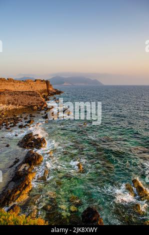 Vue emblématique du château de Methoni vers la mer Ionienne au coucher ...