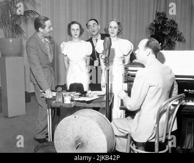 Pinto Colvig dans Walt Disney Studios créer des sons pour un film d ...