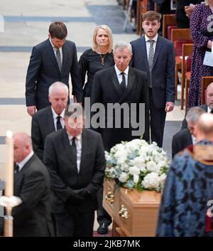 Helen Chene, veuve de Harry Gration, parle à un service d'action de ...