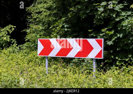 Un panneau routier installé sur la route pour réguler la circulation ...