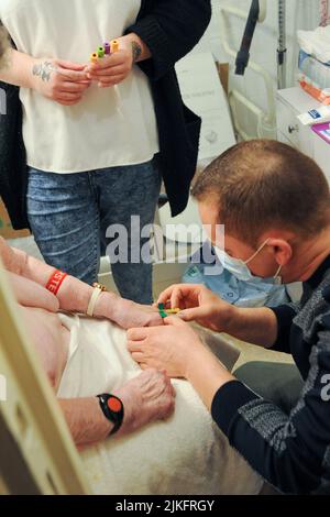 Infirmière privée qui effectue un test sanguin et une injection d ...