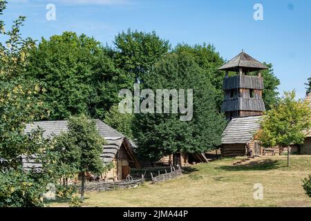 Musée Archéo en plein air Modra. Une vue sur un château imitation de l ...