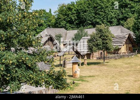 Musée Archéo en plein air Modra. Une vue sur un château imitation de l ...