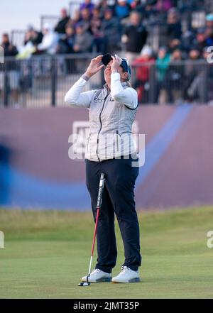 Ashleigh Buhai, un homme sud-africain, réagit alors que son mari David ...