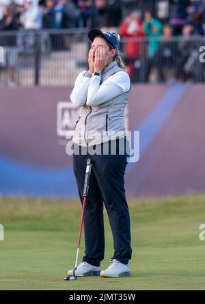 Ashleigh Buhai, un homme sud-africain, réagit alors que son mari David ...