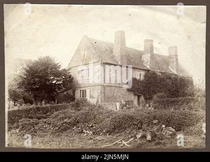 Elmswell Old Hall, Driffield. Deux tirages en papier fin appartenant à ...