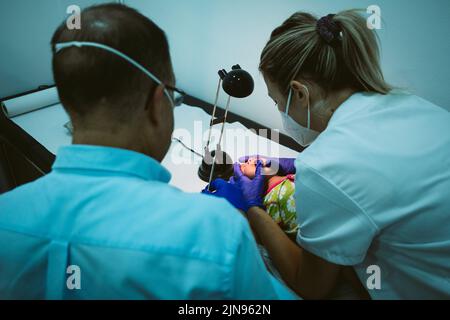 opération de chirurgie de la frenectomie. Retrait du frénum ou du ...