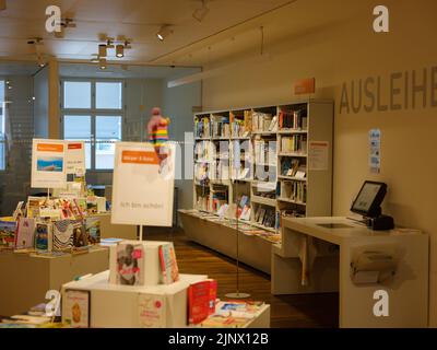 Bâle, Suisse - 8 juillet 2022: Livres dans une nouvelle bibliothèque ...