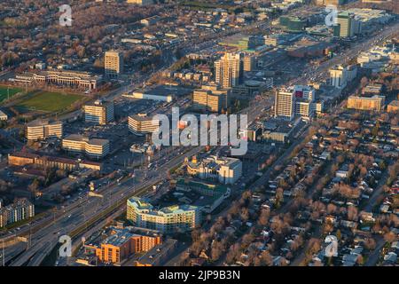 Laurier Québec Shopping Mall est représentée dans cette vue aérienne de ...