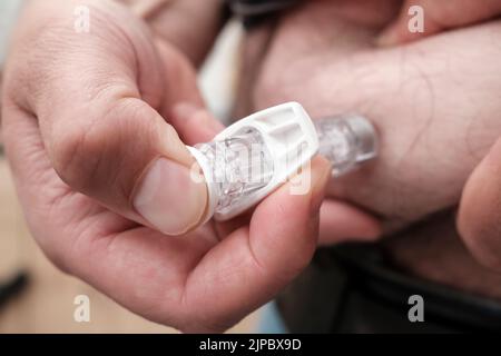 Le patient souffrant de maladies de la peau et d'obésité s'injecte avec ...