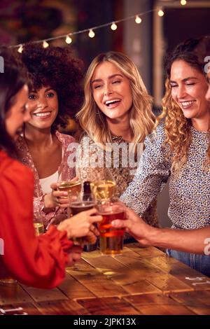 vie nocturne, comptoir de bar, amis, vie nocturne, fêtes,fête, soirées ...