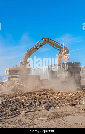Une pelle hydraulique charge les déchets solides dans un grand ...