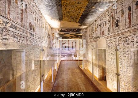 KV6 tombe de Ramesses IX intacte avec hiéroglyphes et peintures à la ...