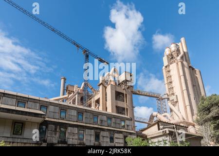 Les installations de l'usine de ciment à Arrabida de la société Secil à ...