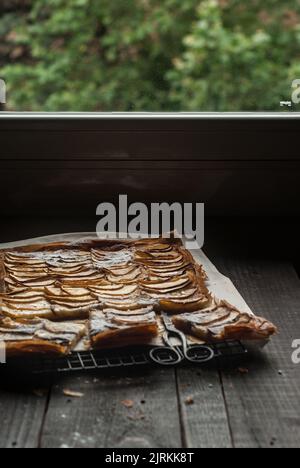 Délicieuse tarte aux pommes cuite au four avec frangipane coupée en ...