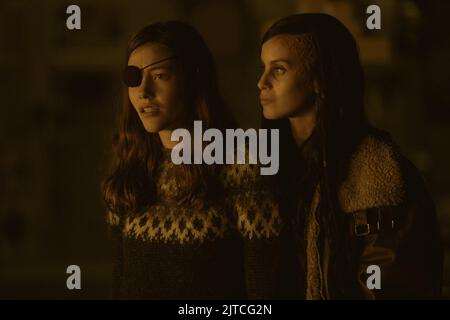 LA FILLE DANS LE MIROIR, (alias ALMA), de gauche à droite: Laura Ubach ...