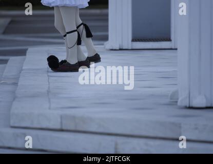 Gros plan sur les chaussures 'tsarouchia' qui font partie de l'uniforme ...